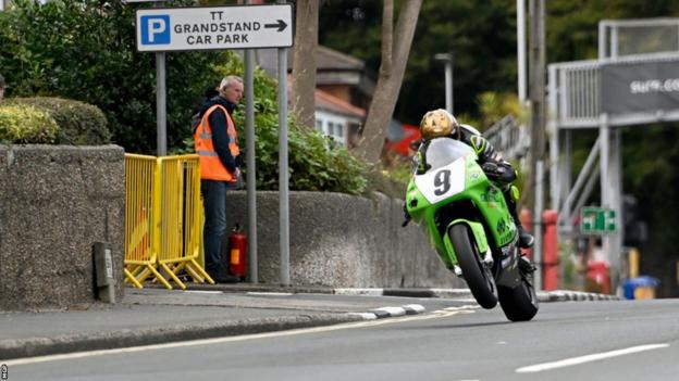 Manx Grand Prix: Michael Dunlop roars to Classic Superbike victory ...
