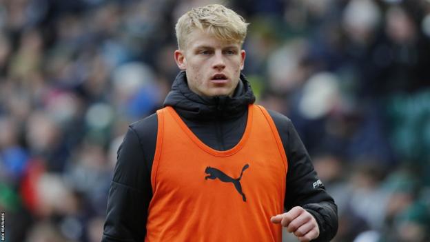 Wycombe Wanderers sign Plymouth's Saxon Earley & Wolves' Nigel Lonwijk ...
