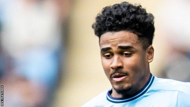 Ian Maatsen: Burnley sign Chelsea defender on season-long loan - BBC Sport