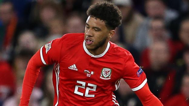 Tyler Roberts: Leeds United striker's Wales 'learning curve' - BBC Sport
