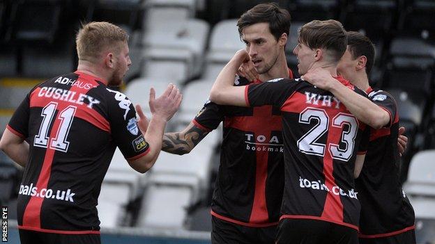 Irish Premiership: Linfield strike late to stay five points behind ...