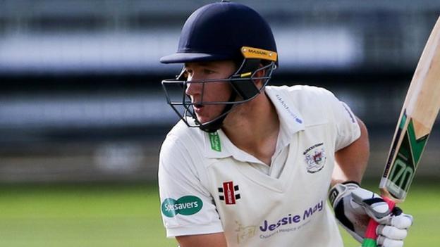 James Bracey: Gloucestershire wicketkeeper signs until 2019 - BBC Sport