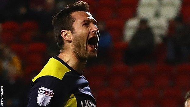 Phil Edwards: League One Bury bring in Burton full-back - BBC Sport