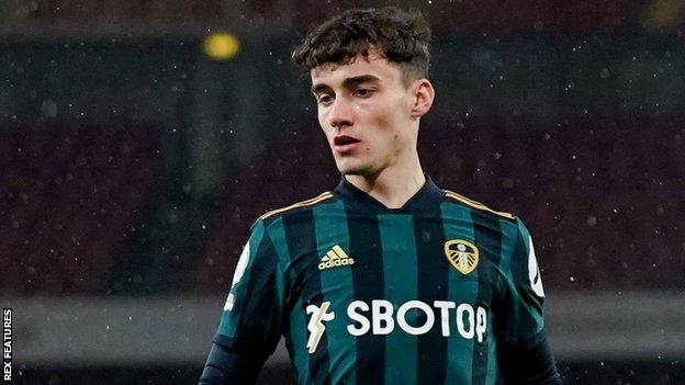 Niall Huggins: Sunderland sign full-back from Leeds United - BBC Sport