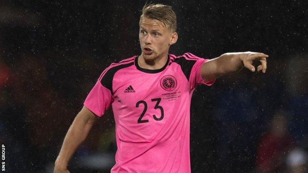 Stephen Kingsley joins Hearts as free agent - BBC Sport
