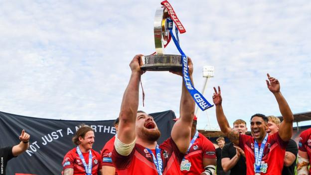 Sam Davis: London Broncos hooker signs new contract for 2024 - BBC Sport