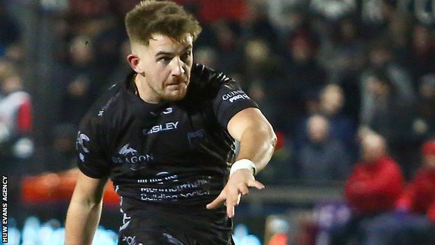 Arwel Robson: Fly-half signs new Dragons contract - BBC Sport