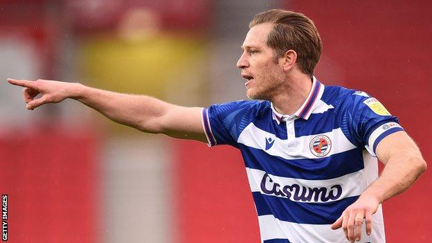 Michael Morrison: Reading defender extends deal to 2022 - BBC Sport