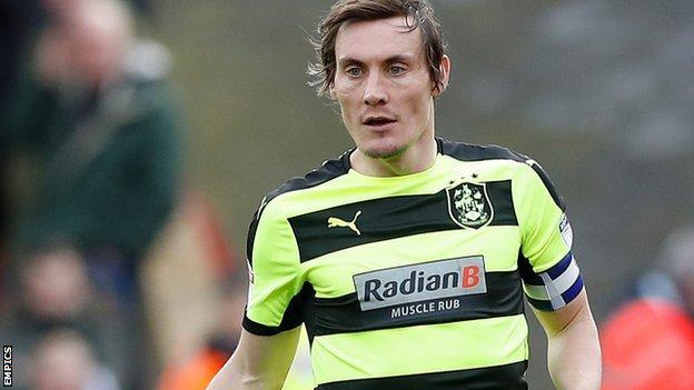 Dean Whitehead: Huddersfield Town offer new deal to veteran midfielder ...