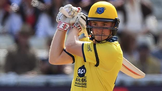 Ed Pollock: Warwickshire batsman extends contract until 2020 - BBC Sport