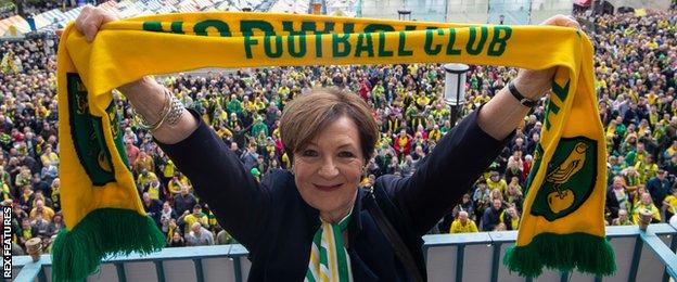 Norwich City promotion parade bus breaks down - BBC Sport