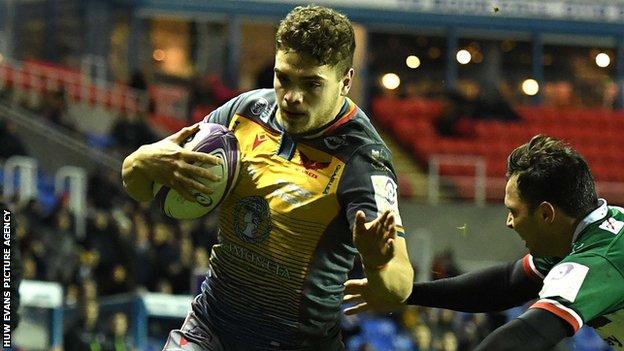 Corey Baldwin: Young back rejoins Scarlets from Exeter Chiefs - BBC Sport