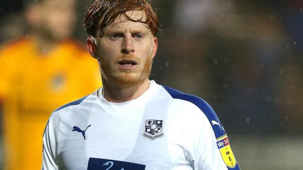 Ben Pringle: Gillingham sign midfielder until end of the season - BBC Sport