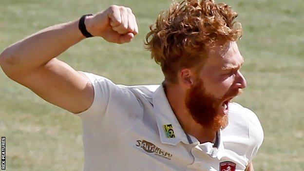 Ivan Thomas: Kent release fast bowler - BBC Sport