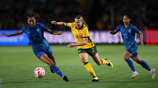 Courtney Nevin: Leicester City sign Australia full-back on loan - BBC Sport