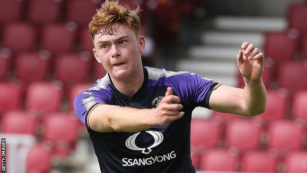 Jack Senior: Luton Town left-back extends contract until 2019 - BBC Sport