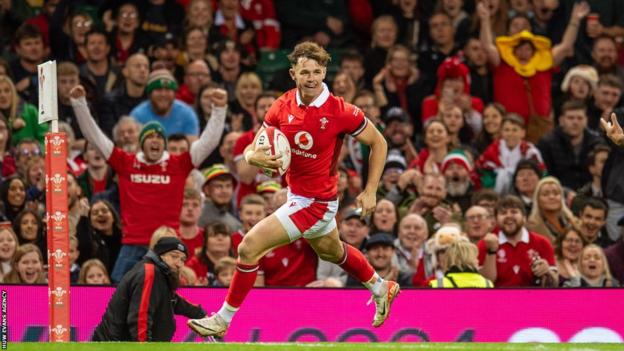 Tom Rogers: Wales wing signs new Scarlets deal - BBC Sport