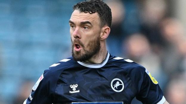 Scott Malone: Gillingham sign former Millwall defender - BBC Sport