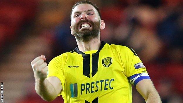 Jake Buxton: Burton Albion captain signs new one-year deal - BBC Sport