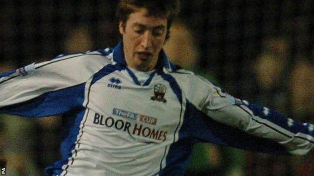 Nuneaton Town captain Mark Noon fractures tibia and fibula - BBC Sport