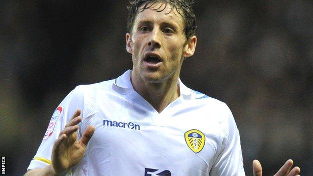 Leeds United midfielder Michael Brown agrees new deal - BBC Sport