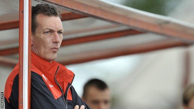 Tributes to Alan McDonald at Northern Ireland match - BBC Sport