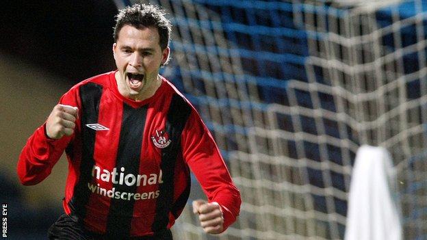 Former Crusaders striker David Rainey makes Glenavon move - BBC Sport