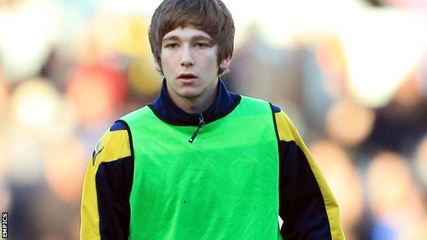 Leeds United midfielder Chris Dawson signs new contract - BBC Sport