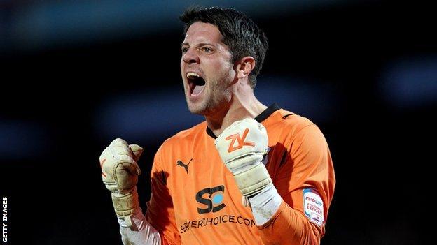 Stevenage keeper Chris Day gets new deal - BBC Sport