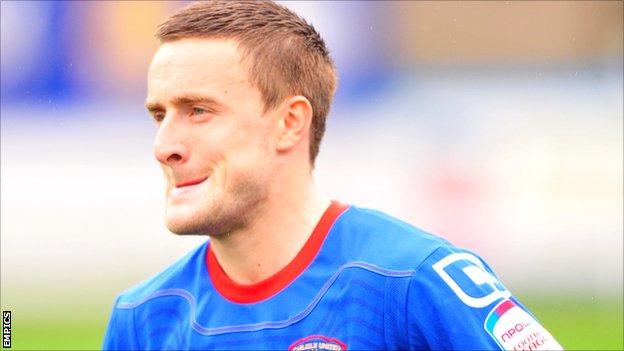 Matty Robson signs new Carlisle United contract - BBC Sport