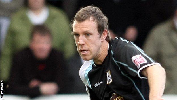 Gateshead: Carl Magnay stays as Darlington's Joe Tait joins - BBC Sport