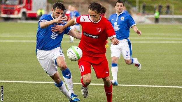Europa League qualifier first leg: IF Fuglafjordur 0-2 Linfield - BBC Sport