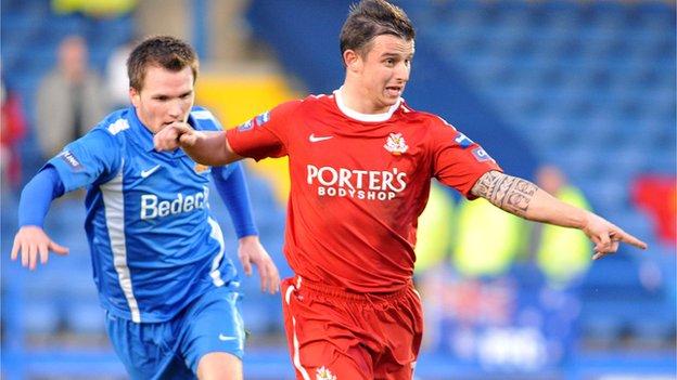 Glenavon sign ex-Glentoran and Portadown midfielder McCabe - BBC Sport