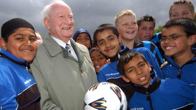 Sir Tom Finney's life in pictures - BBC Sport