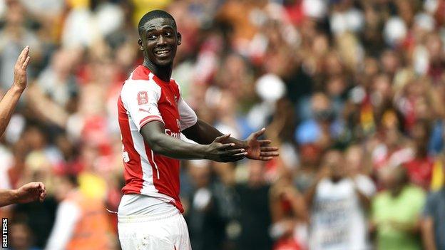 Arsenal 5-1 Benfica: Yaya Sanogo scores four in Emirates Cup - BBC Sport
