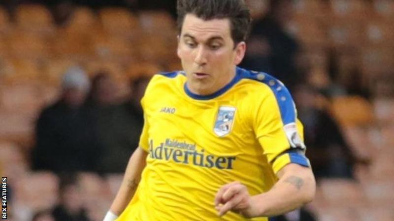 Dave Tarpey: Maidenhead United striker breaks National League South ...