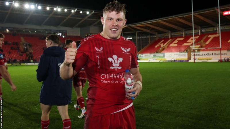 Teddy Leatherbarrow: Scarlets flanker graduates from university to ...