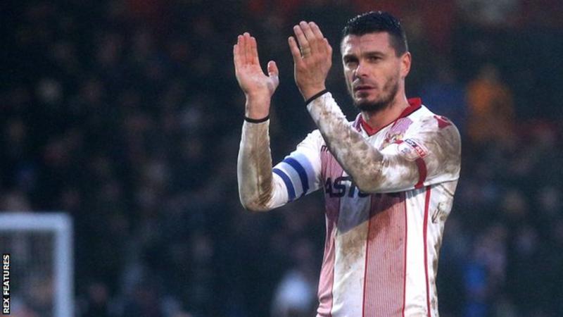 Ronnie Henry: Stevenage captain signs new one-year contract - BBC Sport