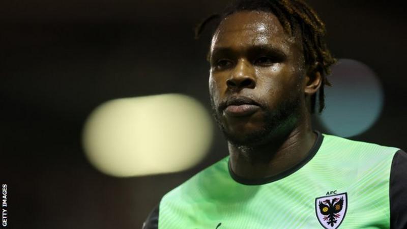 Darnell Johnson: Fleetwood sign ex-Leicester City defender - BBC Sport