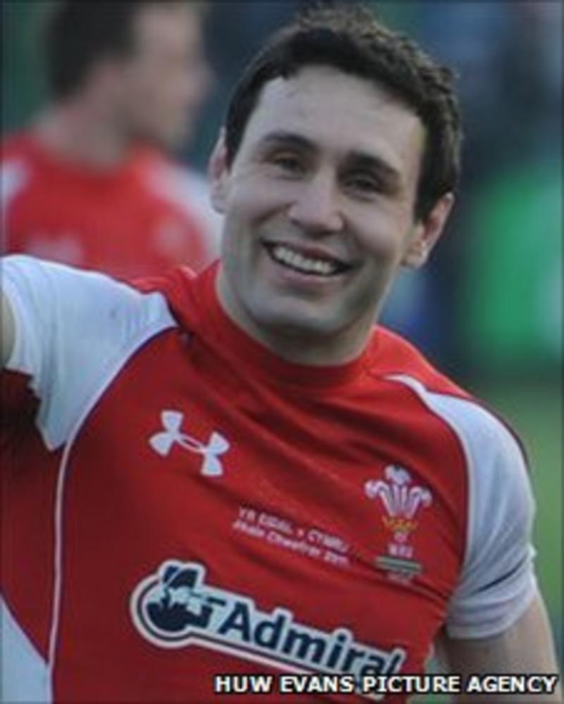 Fly-half Stephen Jones in line for 100th Wales cap - BBC Sport