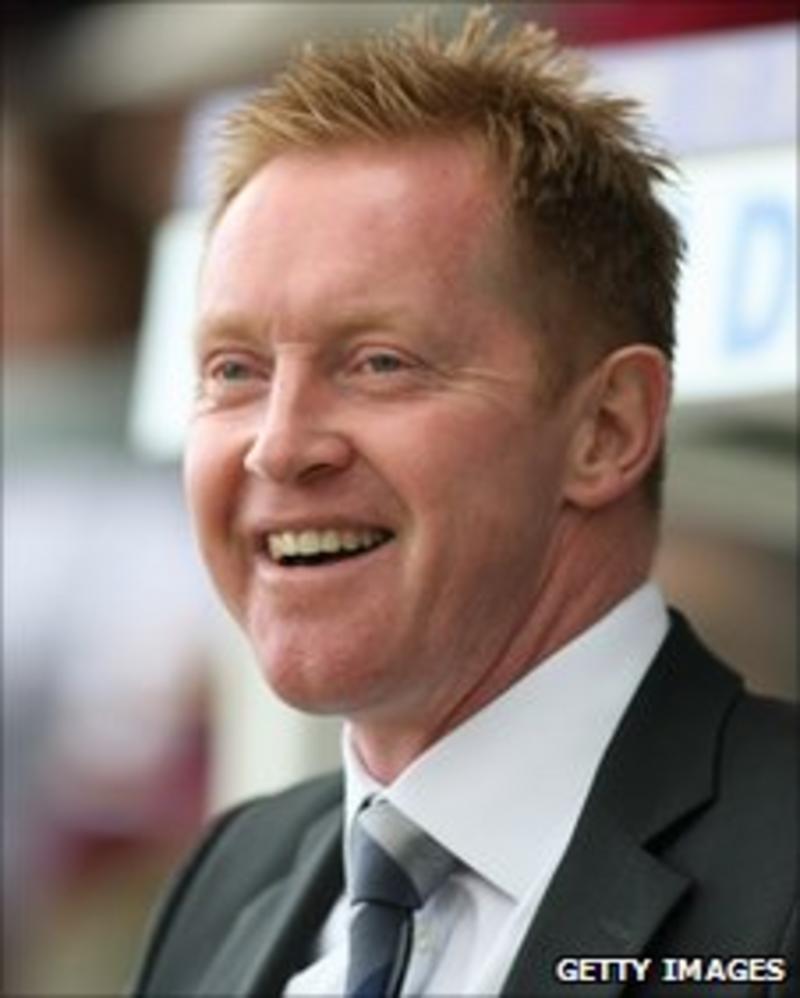 Gary Waddock agrees new Wycombe Wanderers deal - BBC Sport