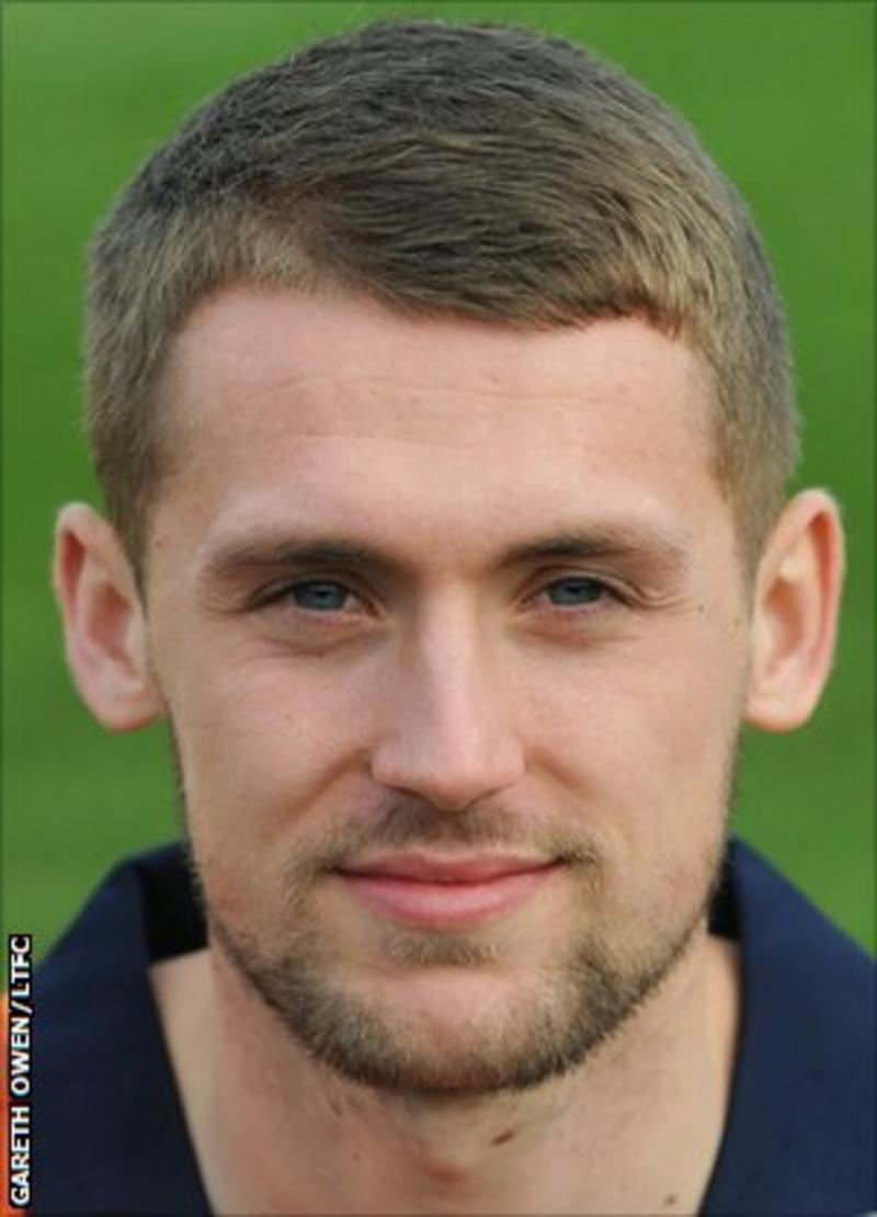 Luton striker Dan Walker signs new one-year contract - BBC Sport