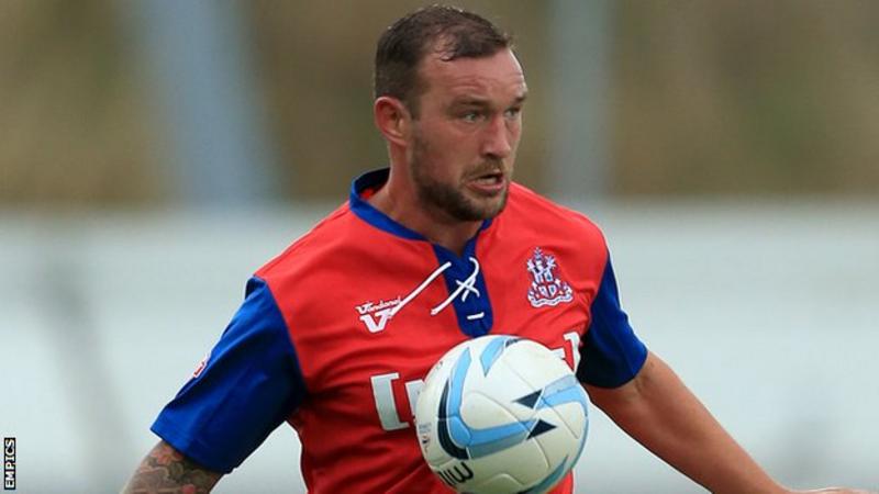 Danny Kedwell: Gillingham striker signs two-year deal - BBC Sport