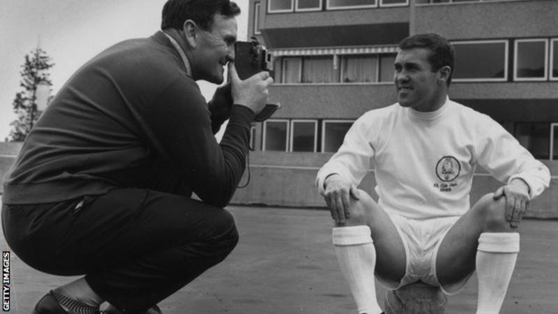 Bobby Collins: former Celtic, Everton and Leeds player dies, aged 82 ...