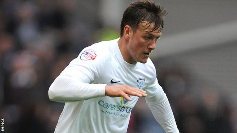 Lee Holmes: Exeter City complete signing of Preston winger - BBC Sport