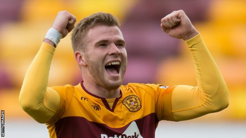 Chris Cadden: Oxford United sign defender on season-long loan - BBC Sport