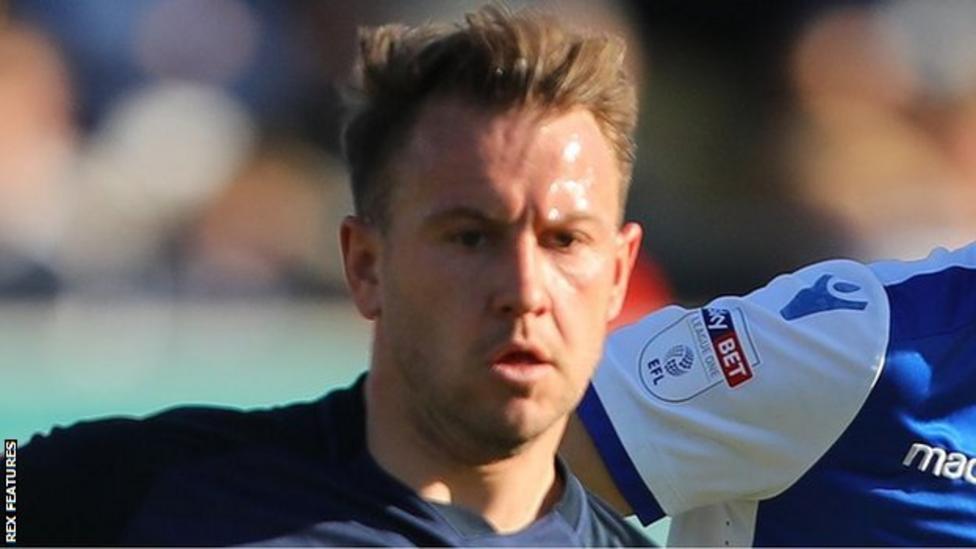Simon Cox: Southend United striker signs new one-year contract - BBC Sport