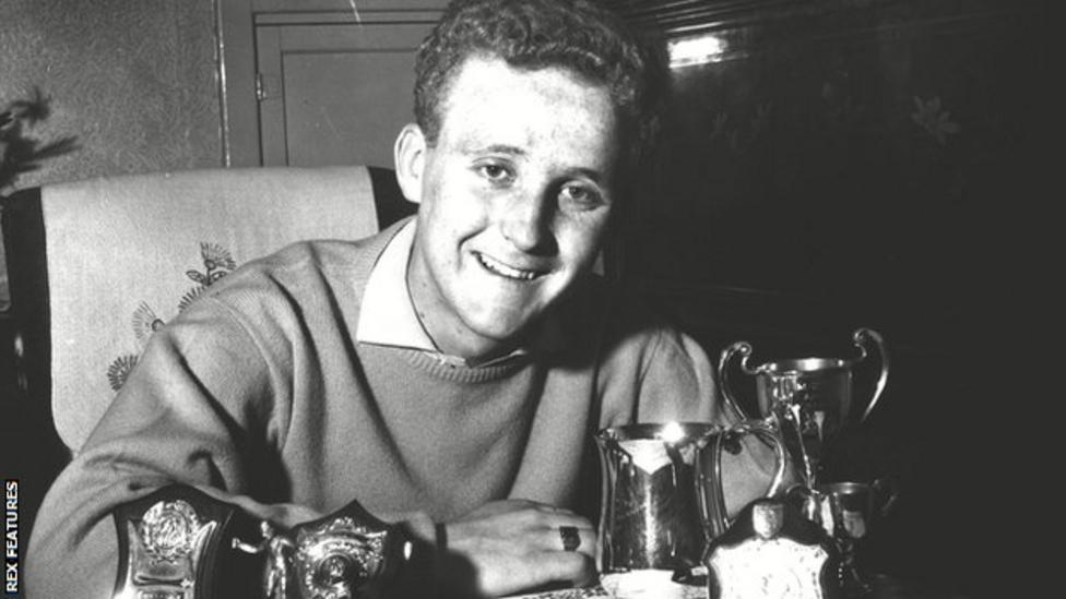 Alex Young: Former Hearts, Everton & Scotland forward dies, aged 80 ...