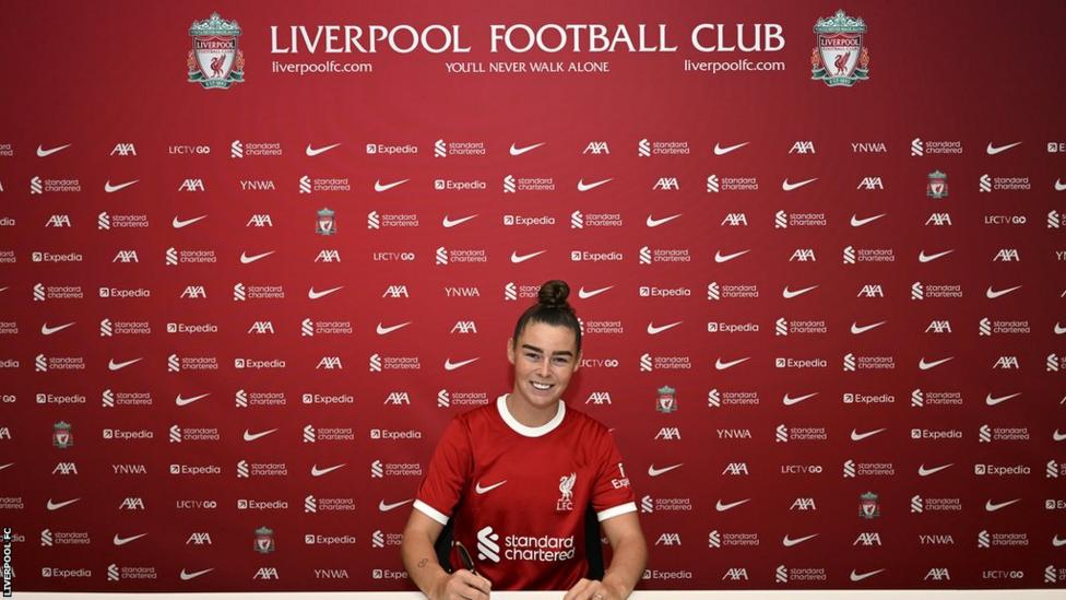 Natasha Flint: Liverpool sign Leicester City striker - BBC Sport