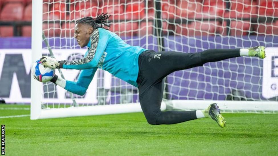 Emmanuel Idem: Swindon Town sign free-agent goalkeeper - BBC Sport